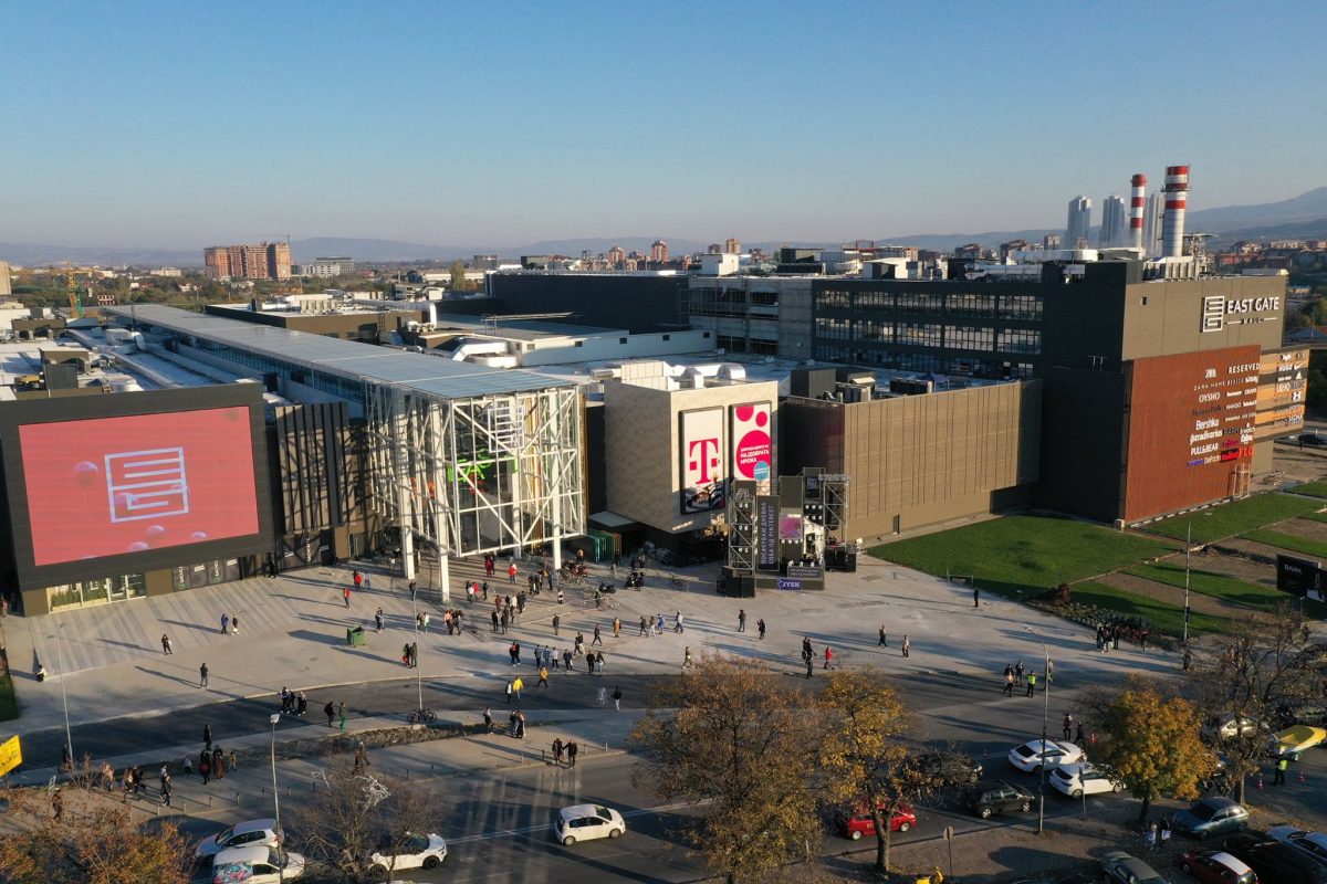 East Gate Mall и групацијата LPP донираа матурски комбинации на ...